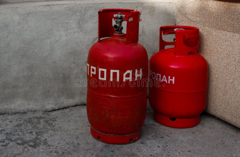 Botellas De Gas De Propano Rojo Utilizadas En El Hogar Foto de archivo ...