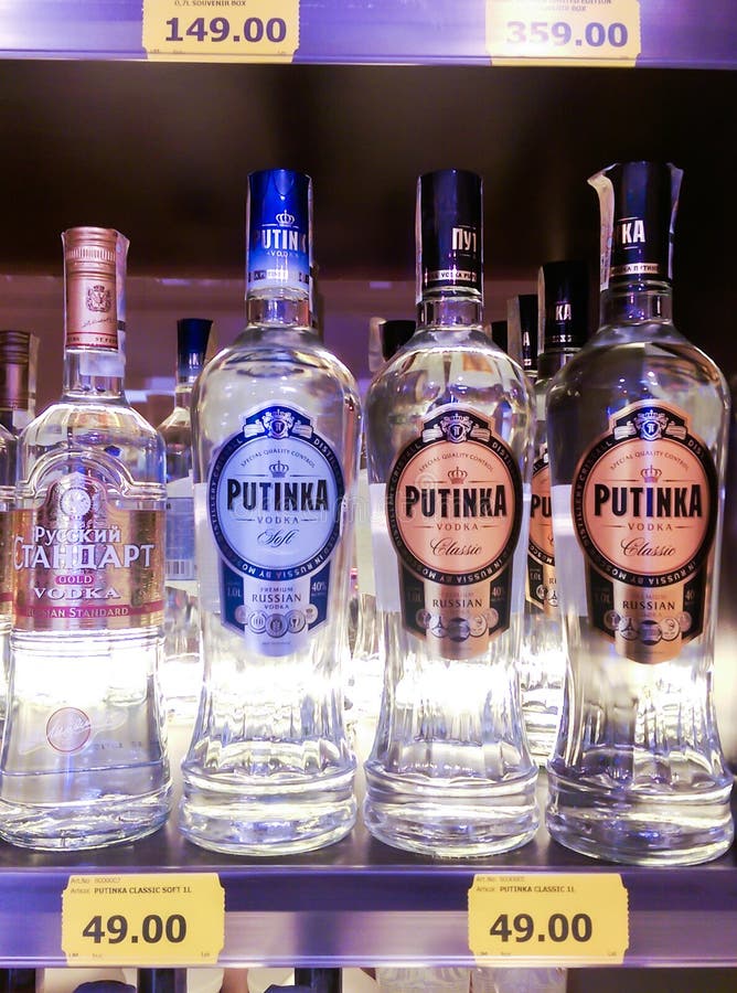 Botellas De La Vodka En La Tienda Fotografía editorial - Imagen de ...