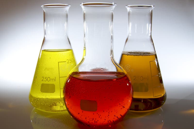 Botellas de laboratorio imagen de archivo. Imagen de réplica - 12659471