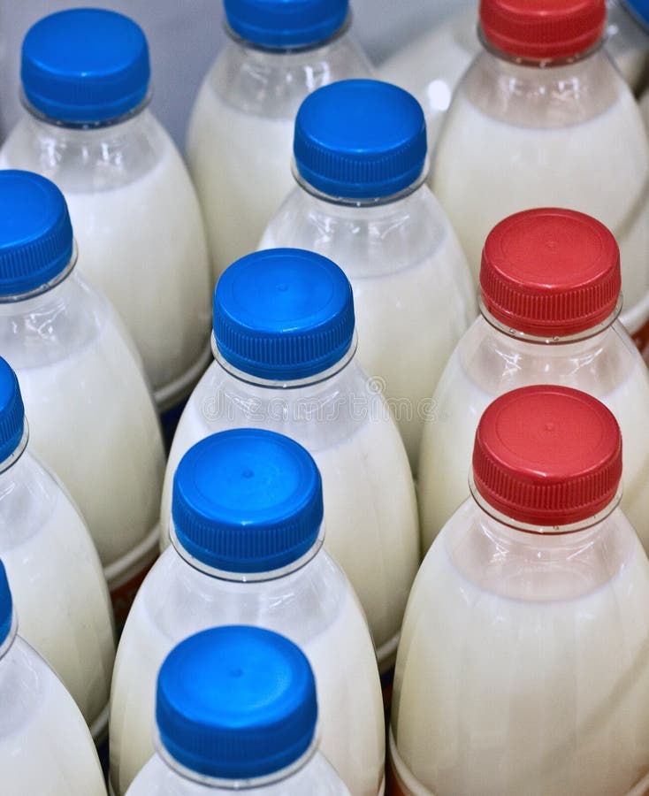 Botellas de leche foto de archivo. Imagen de sano, frescura - 14354166