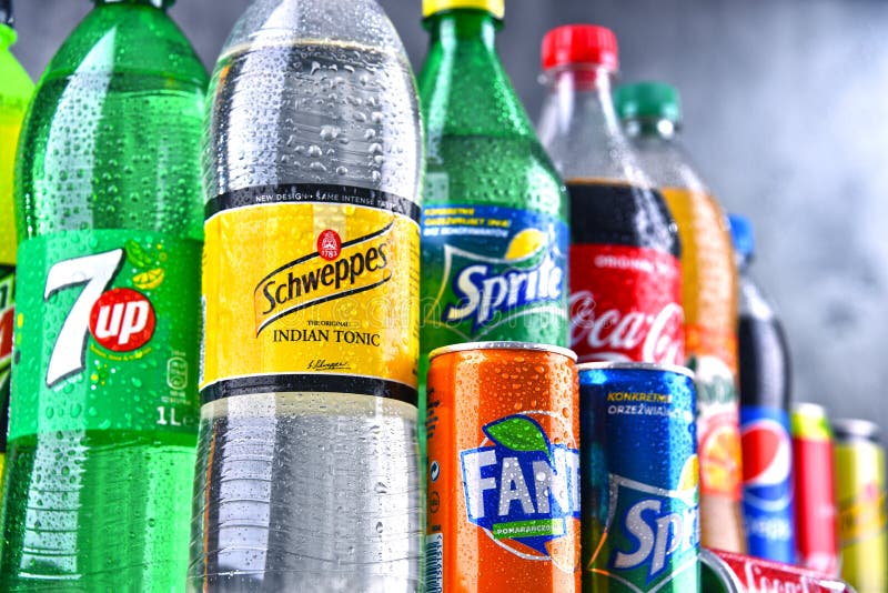 Botellas De Marcas Globales Del Refresco Imagen editorial - Imagen de ...