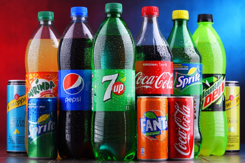 Botellas Y Latas De Refrescos Globales Clasificados Fotografía ...