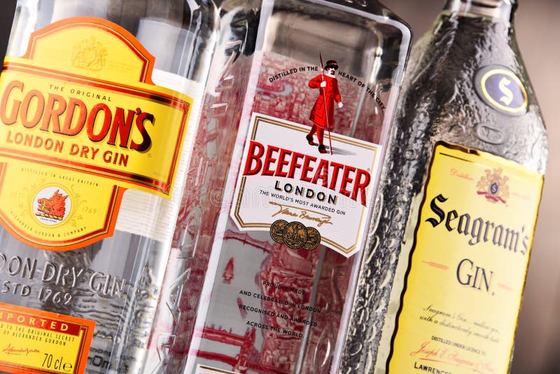 Botellas De Marcas Populares De La Ginebra Foto editorial - Imagen de ...