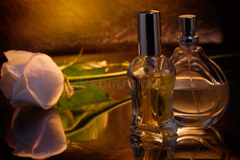 Frascos De Perfume Con Rosa Blanca Imagen de archivo - Imagen de aroma ...