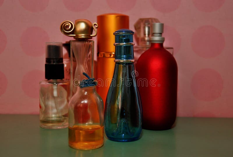 Botellas De Perfume Azules De Cristal Foto de archivo - Imagen de ...