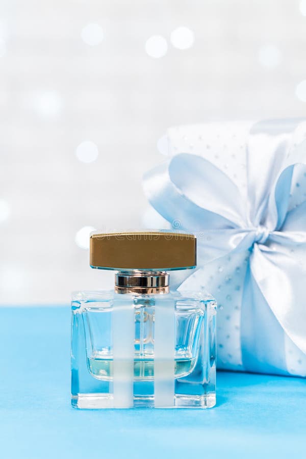 Botellas De Perfume Azules De Cristal Foto de archivo - Imagen de ...