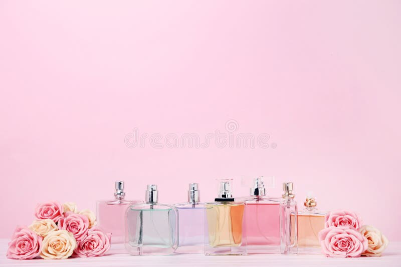 Botellas De Perfume Con Las Rosas Foto de archivo - Imagen de floral ...