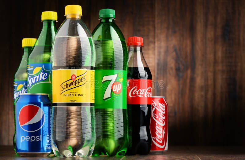 Botellas De Refrescos Globales Clasificados Foto de archivo editorial ...