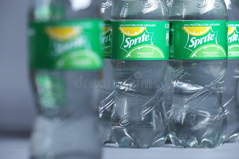 Botellas De Sprite De Refrescos Imagen editorial - Imagen de bolas ...