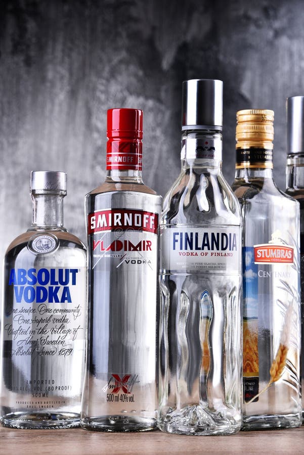 Botellas De Varias Marcas Globales De Vodka Fotografía editorial ...