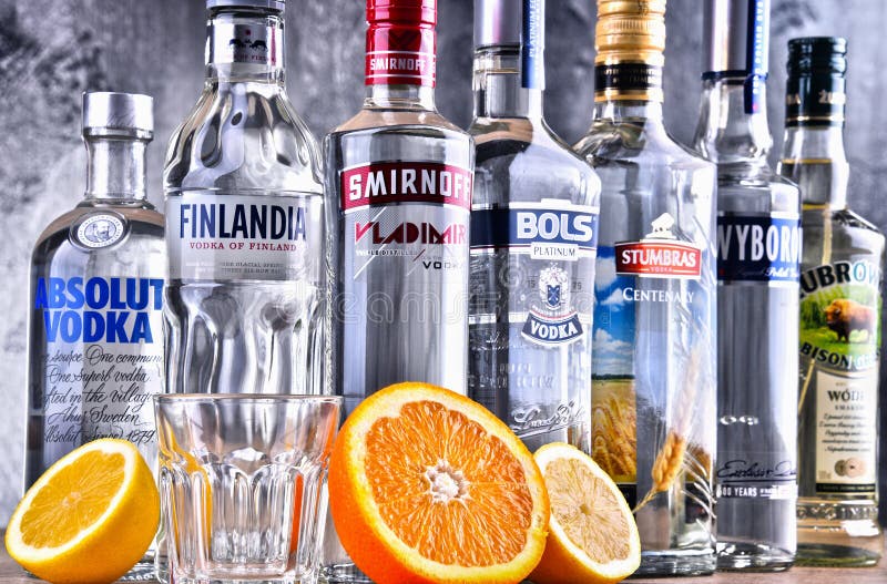 Botellas De Varias Marcas Globales De Vodka Foto de archivo editorial ...