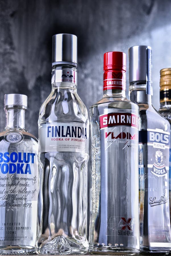 Botellas De Varias Marcas Globales De Vodka Fotografía editorial ...