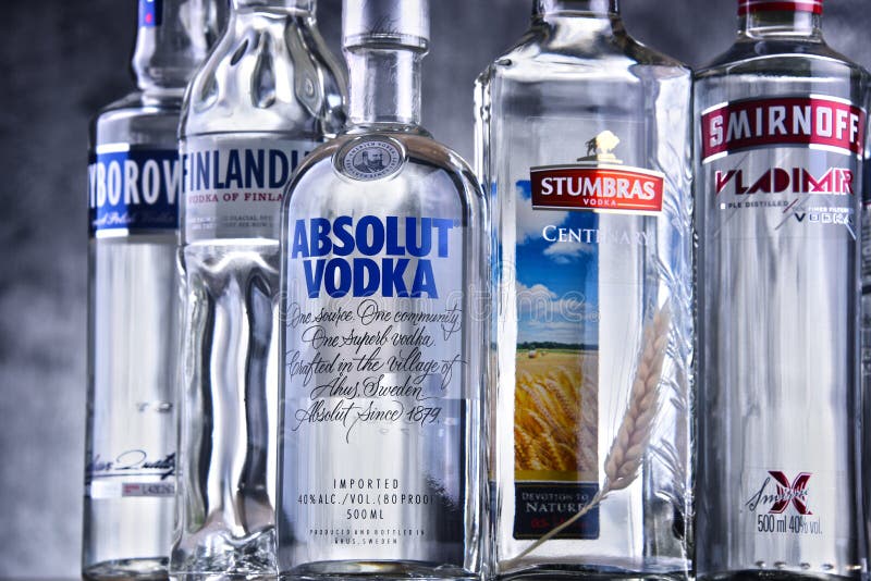 Botellas De Varias Marcas Globales De Vodka Fotografía editorial ...