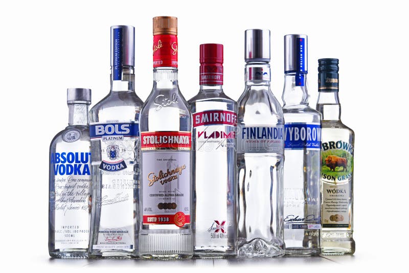 Botellas De Varias Marcas Globales De Vodka Fotografía editorial ...
