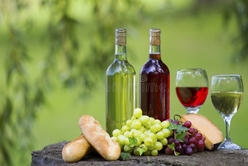 Botellas de vino foto de archivo. Imagen de corcho, fruta - 33586464
