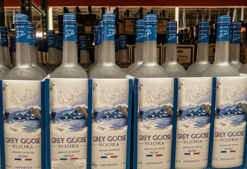 Botellas De Vodka De Ganso Gris Foto editorial - Imagen de vodka ...