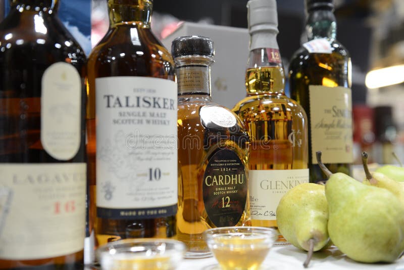 Botellas de whisky imagen de archivo editorial. Imagen de muestreo ...