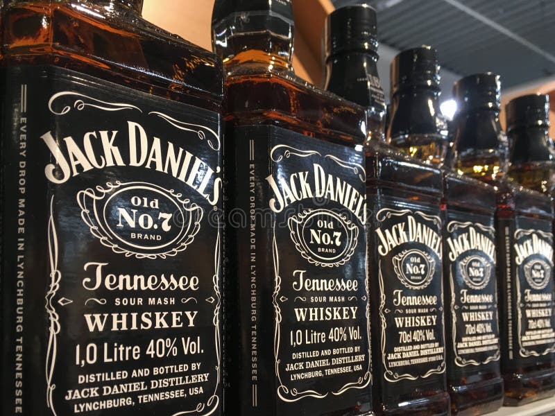 Botellas De Whisky Del ` S De Jack Daniel Imagen editorial - Imagen de ...