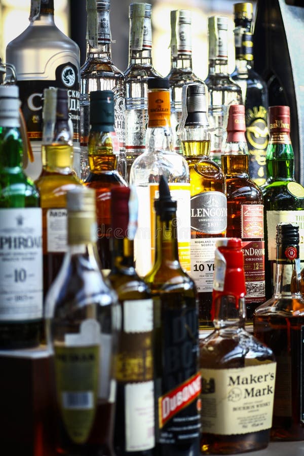 Botellas del alcohol imagen editorial. Imagen de bebida - 64307990