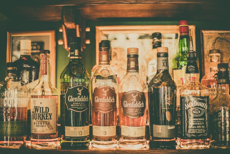 Botellas Del Alcohol En Una Barra Imagen editorial - Imagen de primer ...