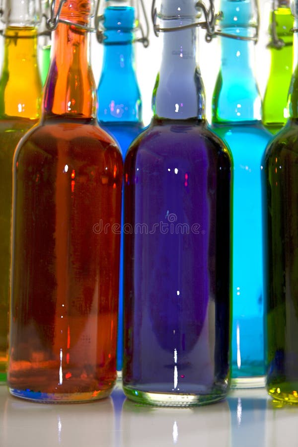 Botellas del color imagen de archivo. Imagen de casquillo - 23067621