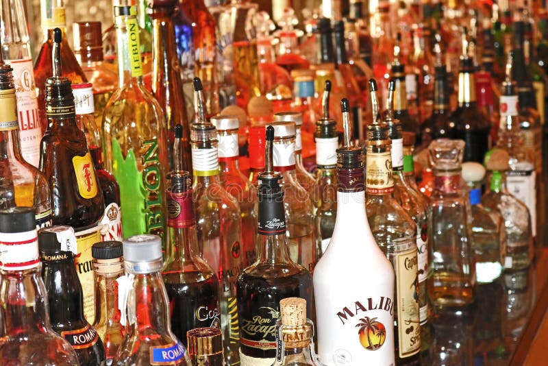 Botellas En Una Barra, Botellas Del Licor De Licores, Licor, Alcohol En ...