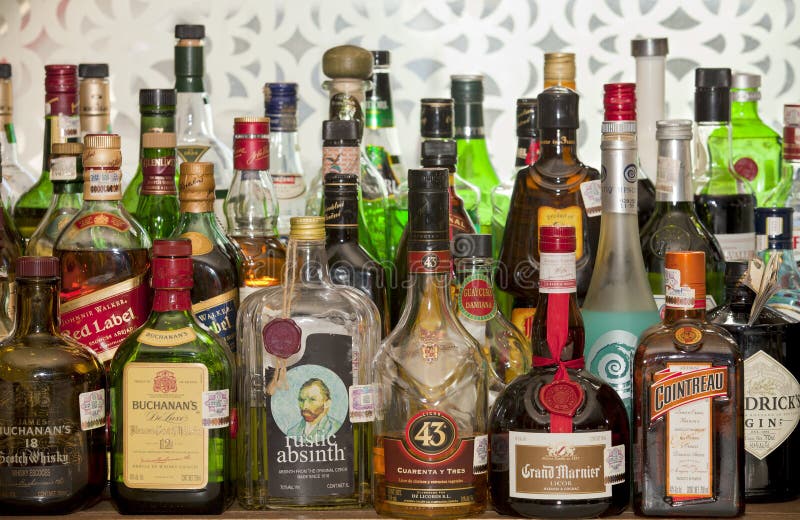 Botellas Del Licor En Una Barra Imagen editorial - Imagen de alcohol ...