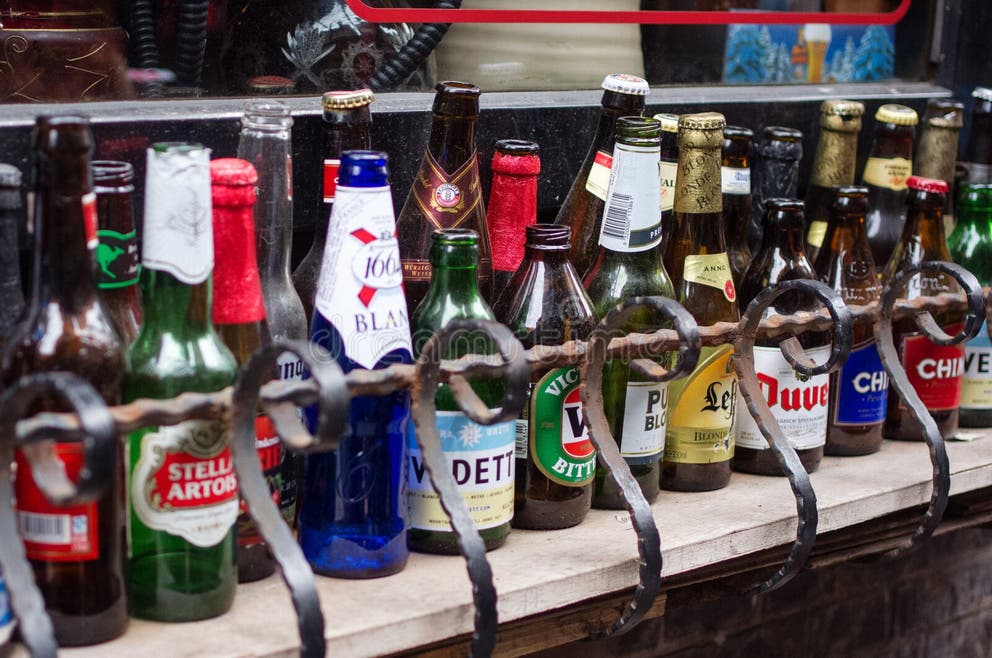 Botellas Fuera De Una Barra Imagen editorial - Imagen de barra, vino ...