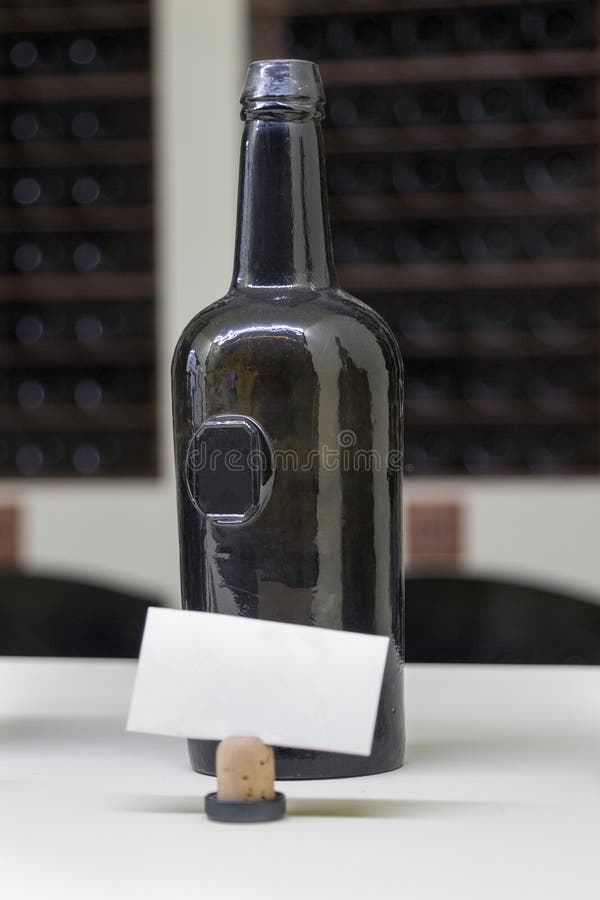 Botellas Negras En La Tabla Blanca En Bodega Foto de archivo - Imagen ...