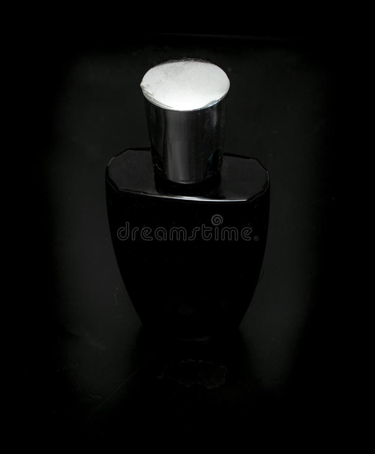Dos Botellas Negras De Perfume Imagen de archivo - Imagen de manera ...