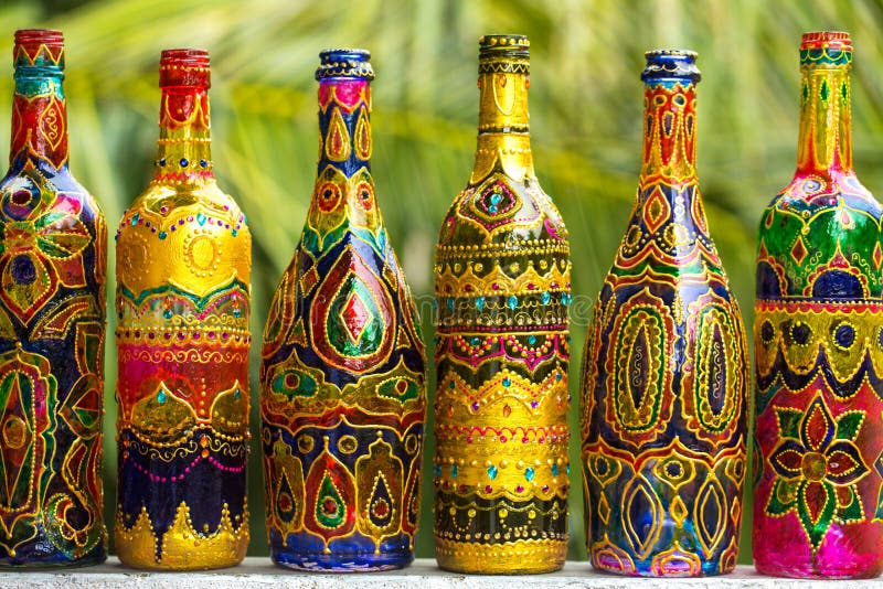 Botellas Pintadas Decorativas Imagen de archivo - Imagen de verdes ...