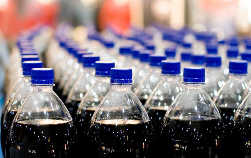 Muchas Botellas Del Plástico Con Agua En Una Tienda Imagen de archivo ...