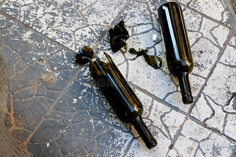225 Botellas Quebradas Fotos - Libres de Derechos y Gratuitas de Dreamstime