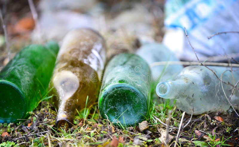 Botellas sucias imagen de archivo. Imagen de cerveza - 46702123