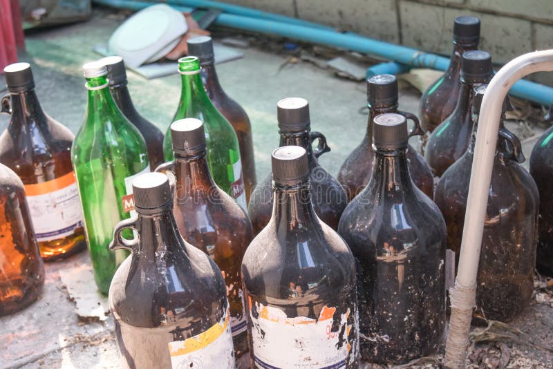 Botellas Sucias Viejas En El Piso Imagen de archivo - Imagen de ...