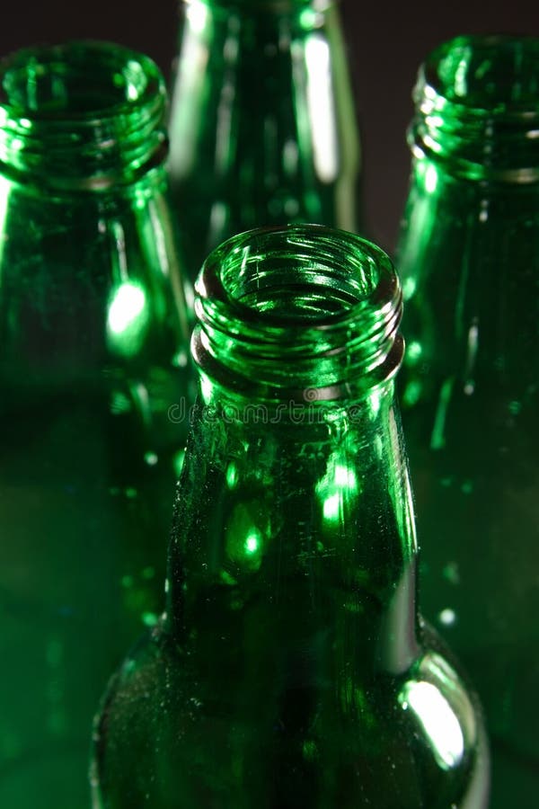 Botellas verdes imagen de archivo. Imagen de cierre, fondo - 3316517