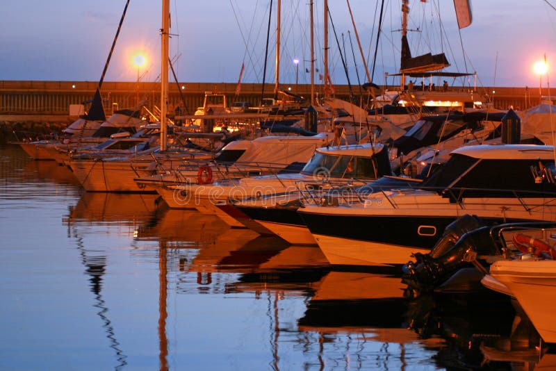 Boten in Haven stock afbeelding. Image of boten, boog - 20863335