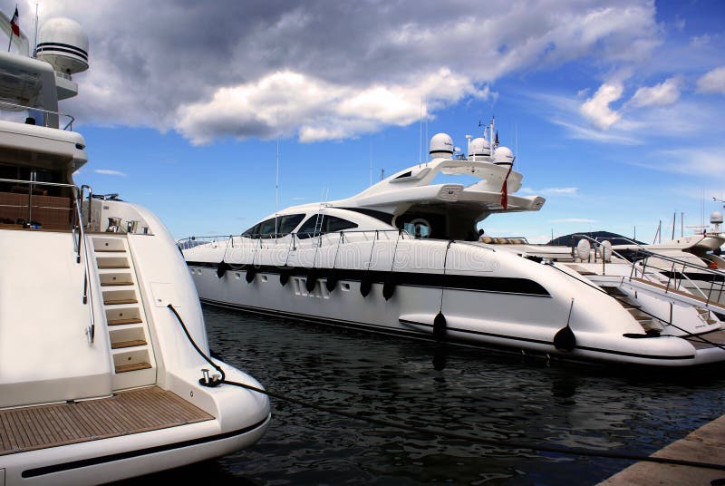 Luxe boten stock afbeelding. Image of vrede, ontruim, jachthaven - 5169487