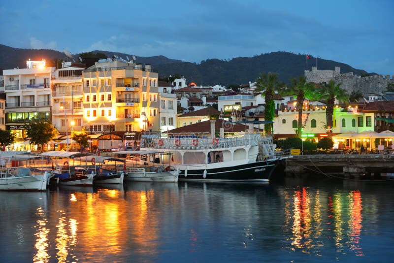 Boten in Marmaris, Turkije in De Nacht Redactionele Afbeelding - Image ...