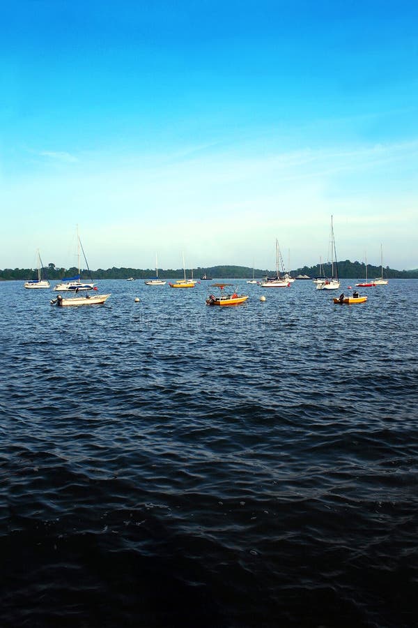 Boten Op Blauwe Tropische Overzees Stock Foto - Image of luxueus, zeil ...