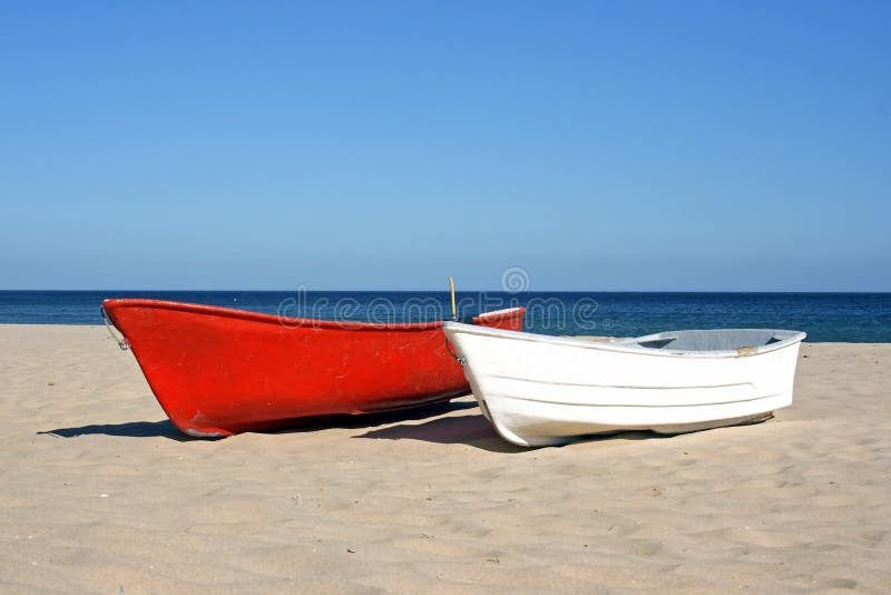 Boten op het strand stock afbeelding. Image of water, strand - 3476651