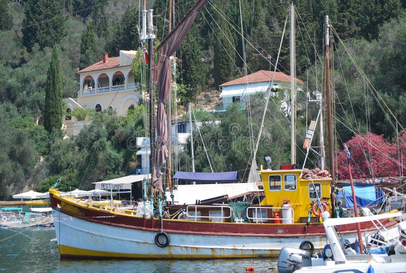 Boten Op Water in De Mooie Reeks Van De Avondzon Redactionele Stock ...