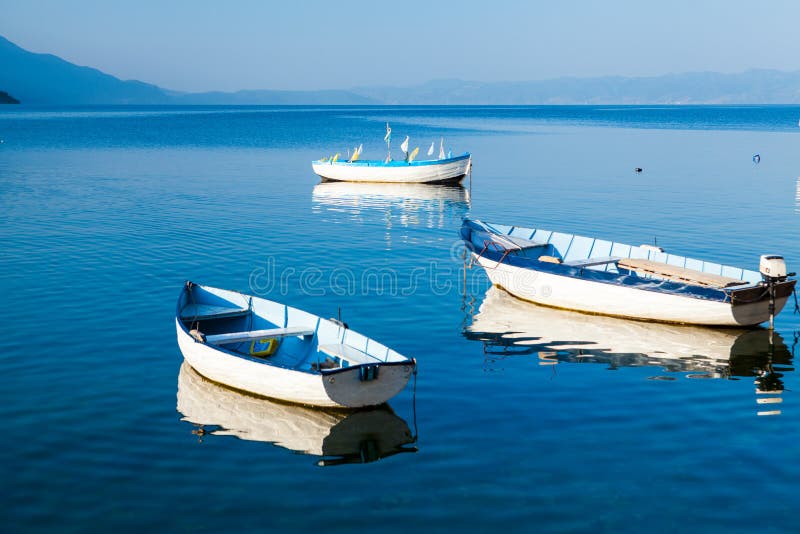 Boten op Meer Ohrid stock afbeelding. Image of gras, kleurrijk - 47600937