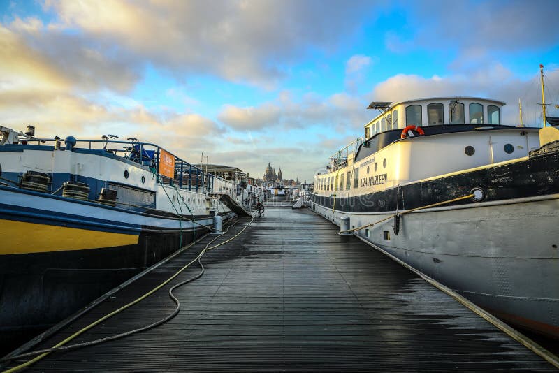 Boten Op Water in De Mooie Reeks Van De Avondzon Redactionele Stock ...