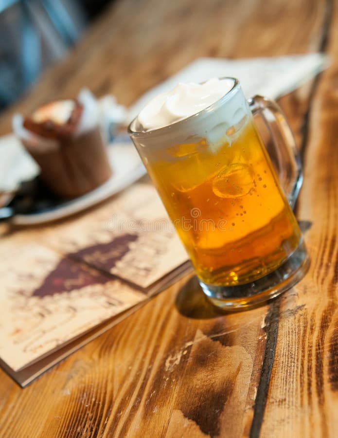 Boterbier stock afbeelding. Image of cocktail, lijst - 44952589