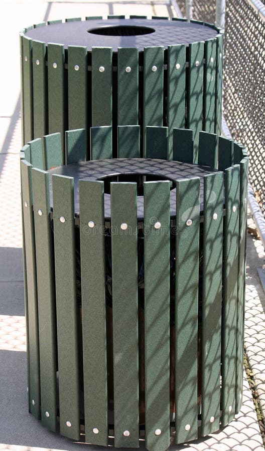 125 Dos Botes De Basura En Parque Fotos de stock - Fotos libres de ...