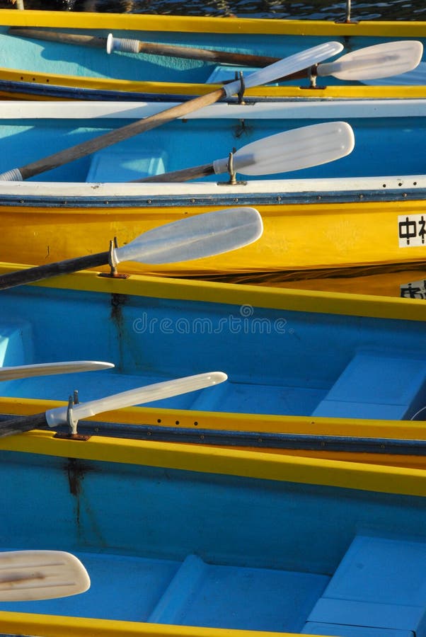 Botes De Remos Azules Y Amarillos Foto de archivo - Imagen de color ...