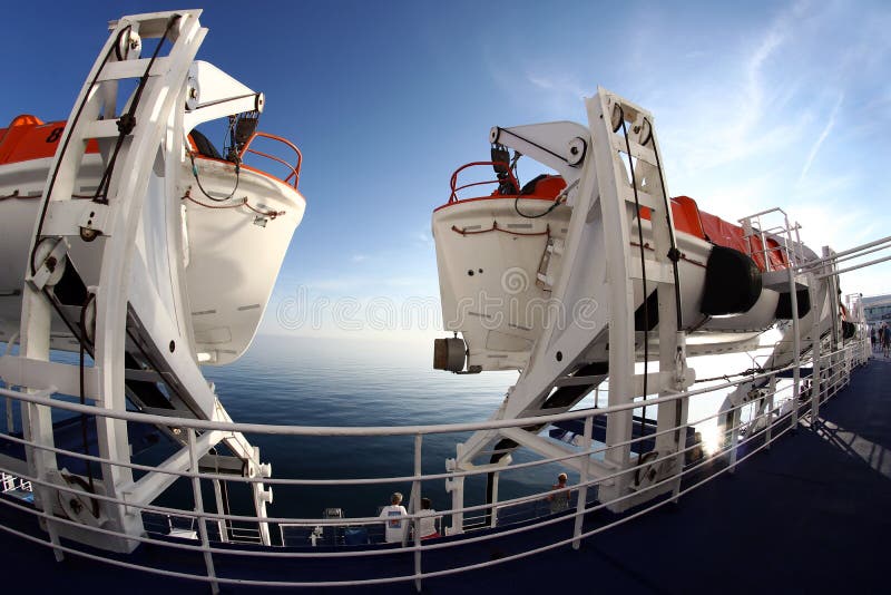 Bote De Salvamento Em Um Navio De Passageiro Imagem de Stock - Imagem ...