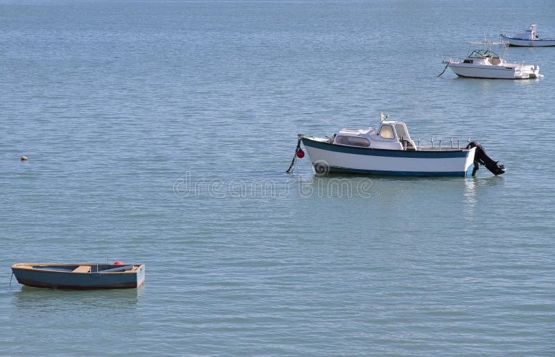 Pequeños Barcos De Madera Atracados En El Mar Imagen de archivo ...