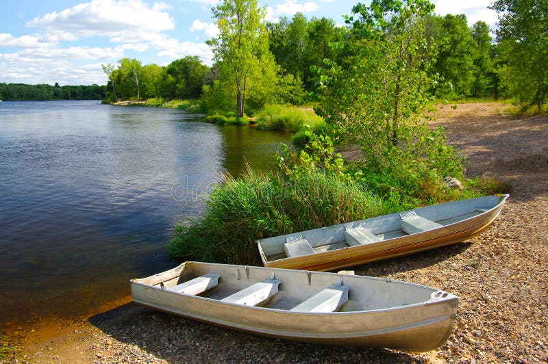 Botes pequeños en orilla imagen de archivo. Imagen de reconstrucción ...